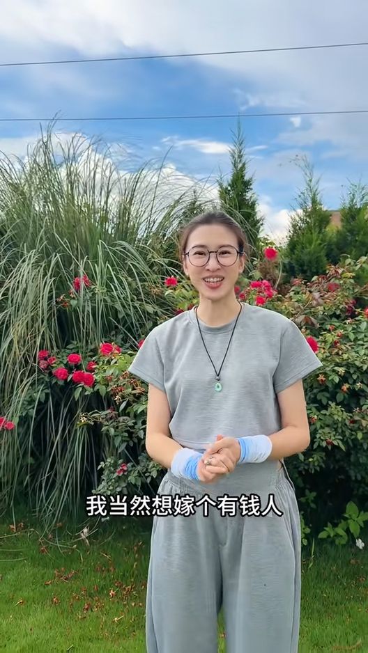 “翻版朱玲玲”生活拮据 摆摊为生 - 娱乐新闻 - 温哥华天空 - Vansky