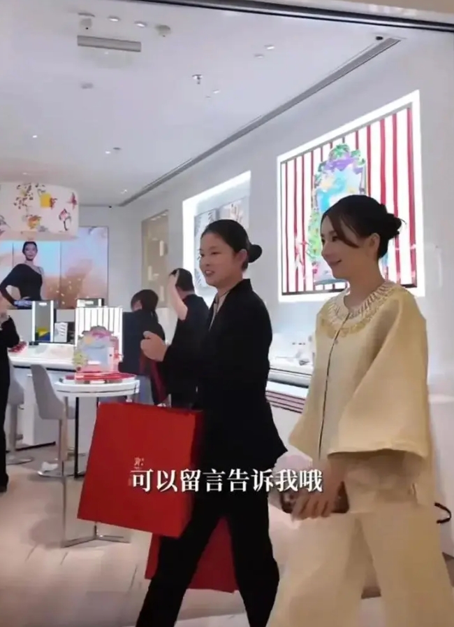 方媛贵气现身上海刷卡买金饰像买菜 - 娱乐新闻 - 温哥华天空 - Vansky