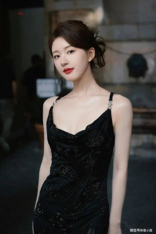 这身材太完美了 怪不得遇低谷东山再起 - 娱乐新闻 - 温哥华天空 - Vansky