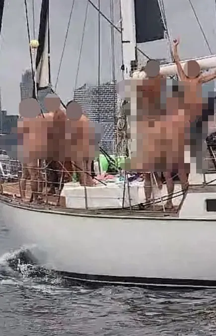 “裸体游艇”大批男女向岸边挥手，路人目瞪口呆… - 社会新闻 - 温哥华天空 - Vansky